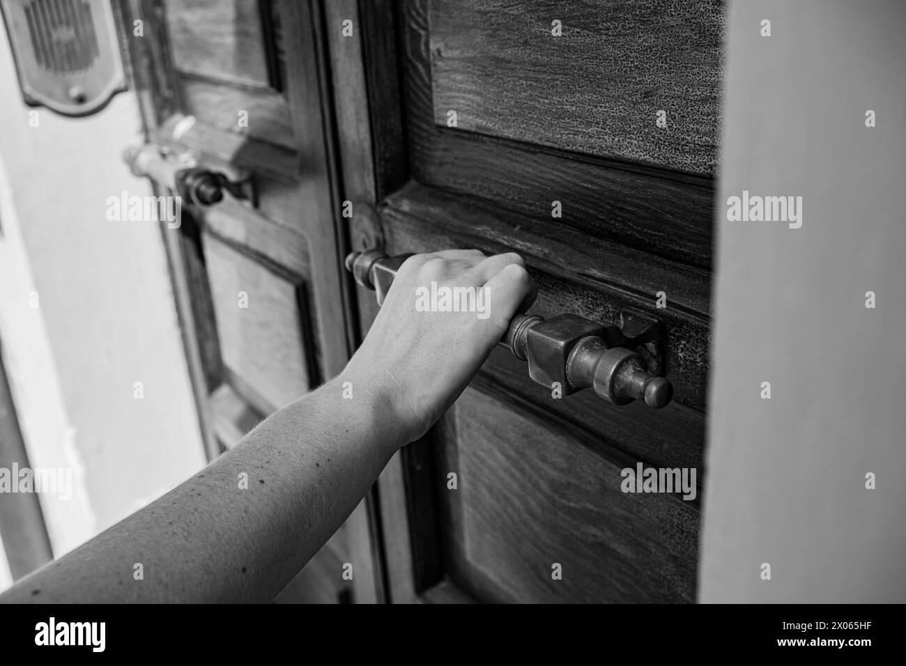 Hand knock on door Black and White Stock Photos & Images - Alamy