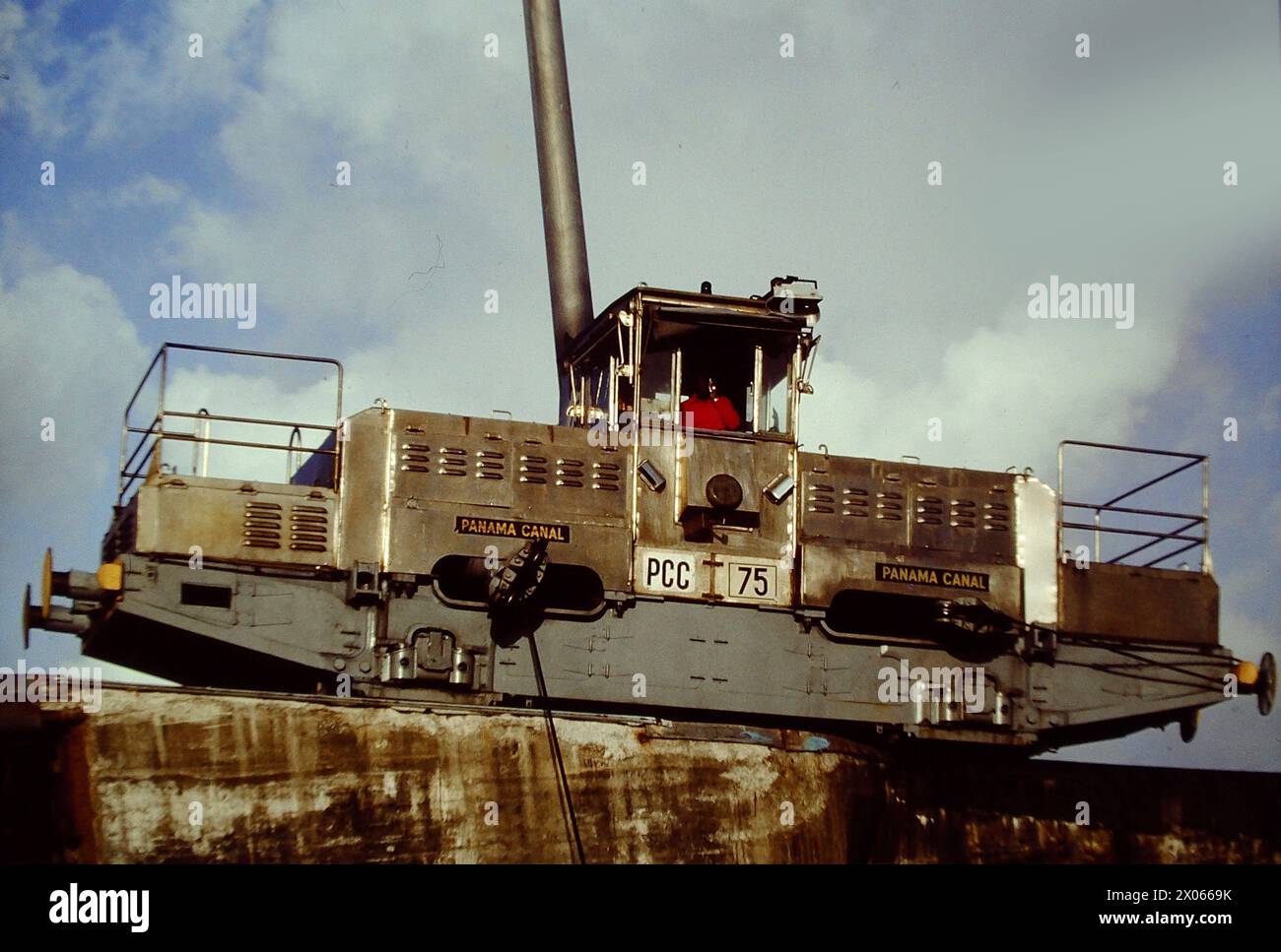 Blick auf eine der Schlepplokomotiven an den Kanal Schleusen Panama ...