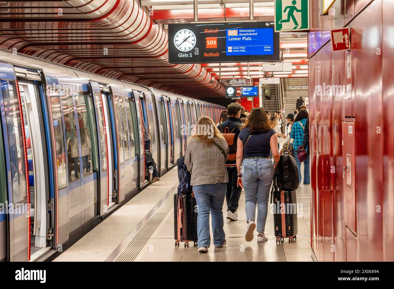 U-Bahn Linie U5 bei Halt im U-Bahnhof Ostbahnhof, München, April 2024 ...