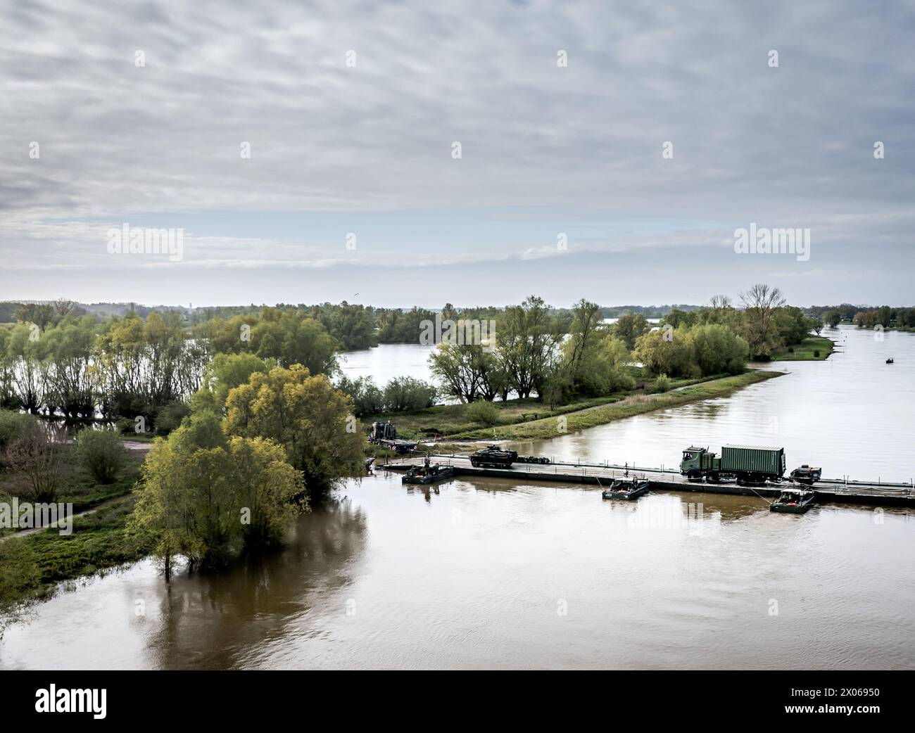 WELSUM - Soldiers cross the IJssel with army vehicles on their way to ...