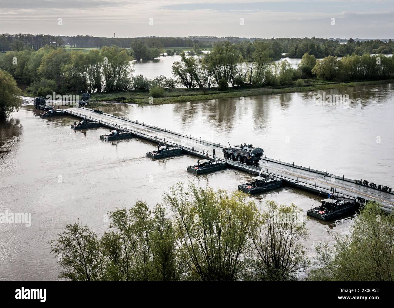 WELSUM - Soldiers cross the IJssel with army vehicles on their way to ...