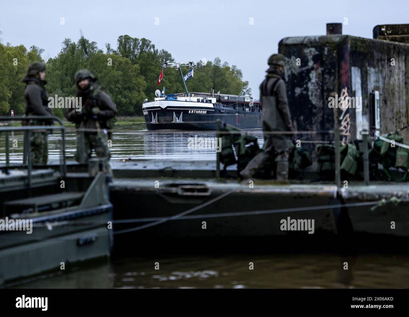 WELSUM - Soldiers cross the IJssel with army vehicles on their way to ...