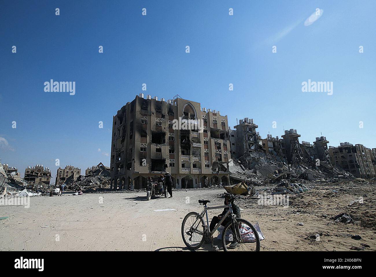 Khan Yunis, Palestine. 09th Apr, 2024. Palestinian residents start to ...
