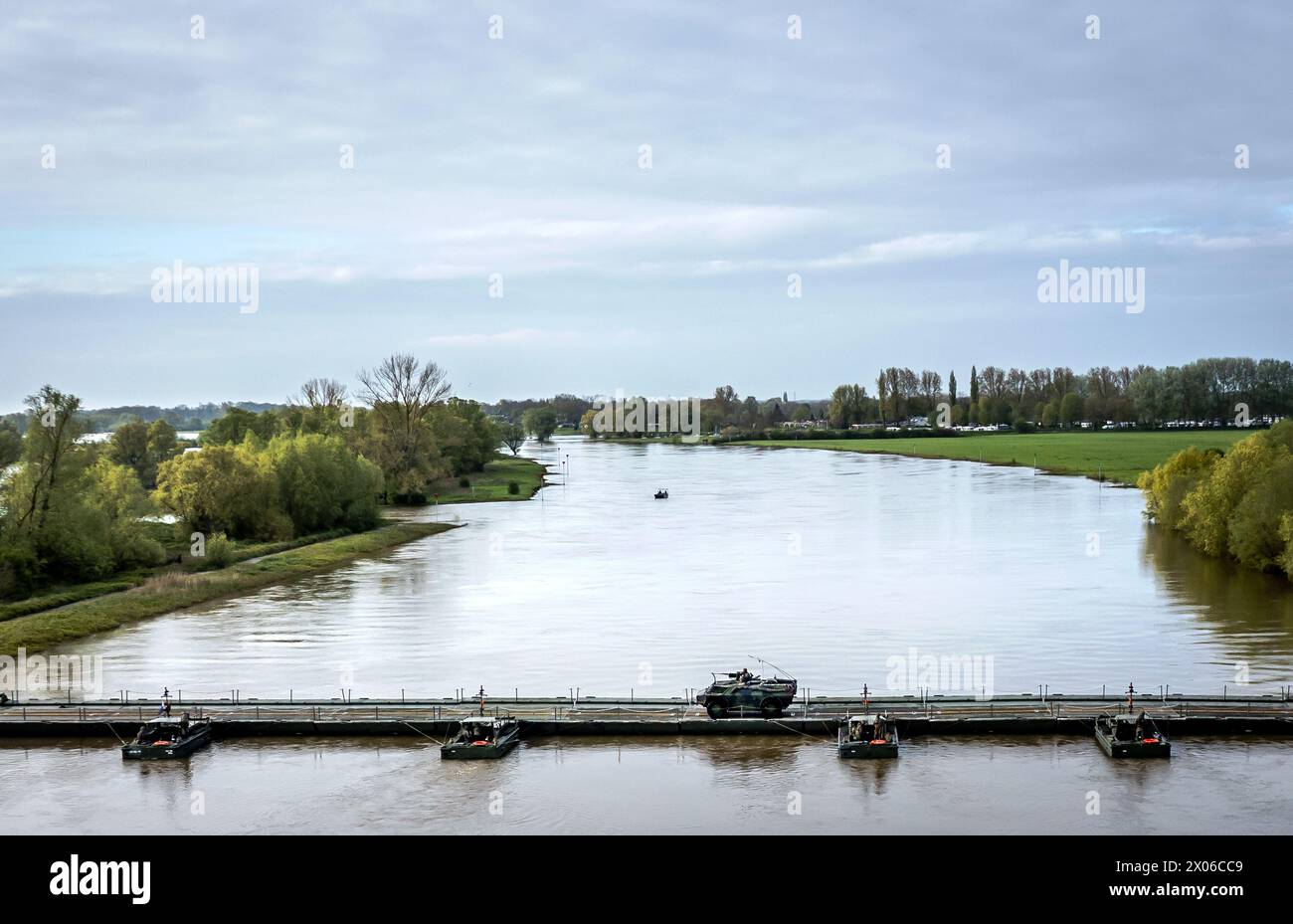 WELSUM - Soldiers cross the IJssel with army vehicles on their way to ...
