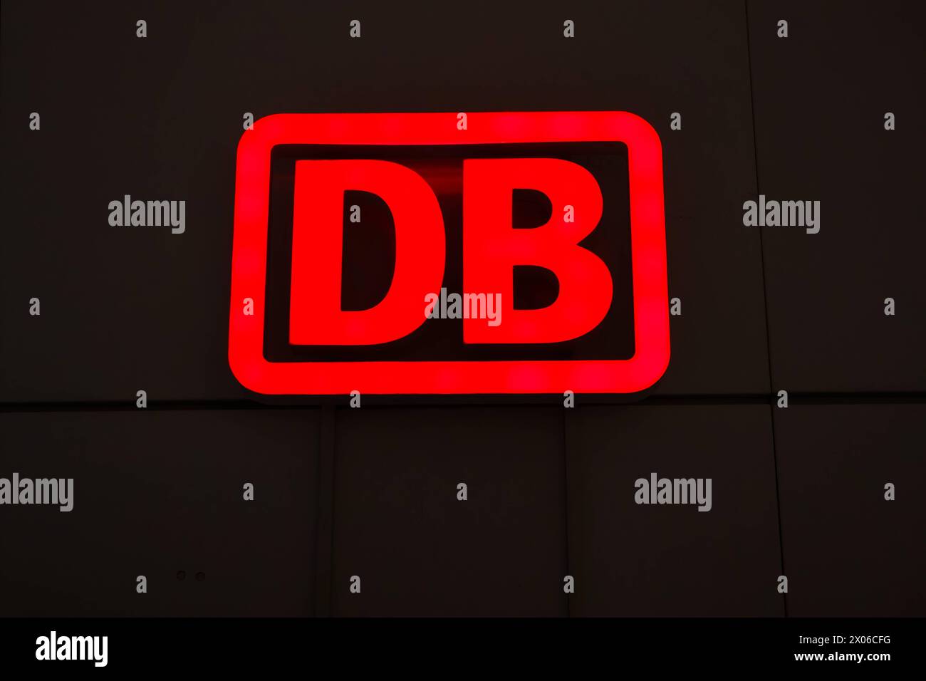 Am Bahnhof. DB , das Logo der Deutschen Bahn. München Bayern ...