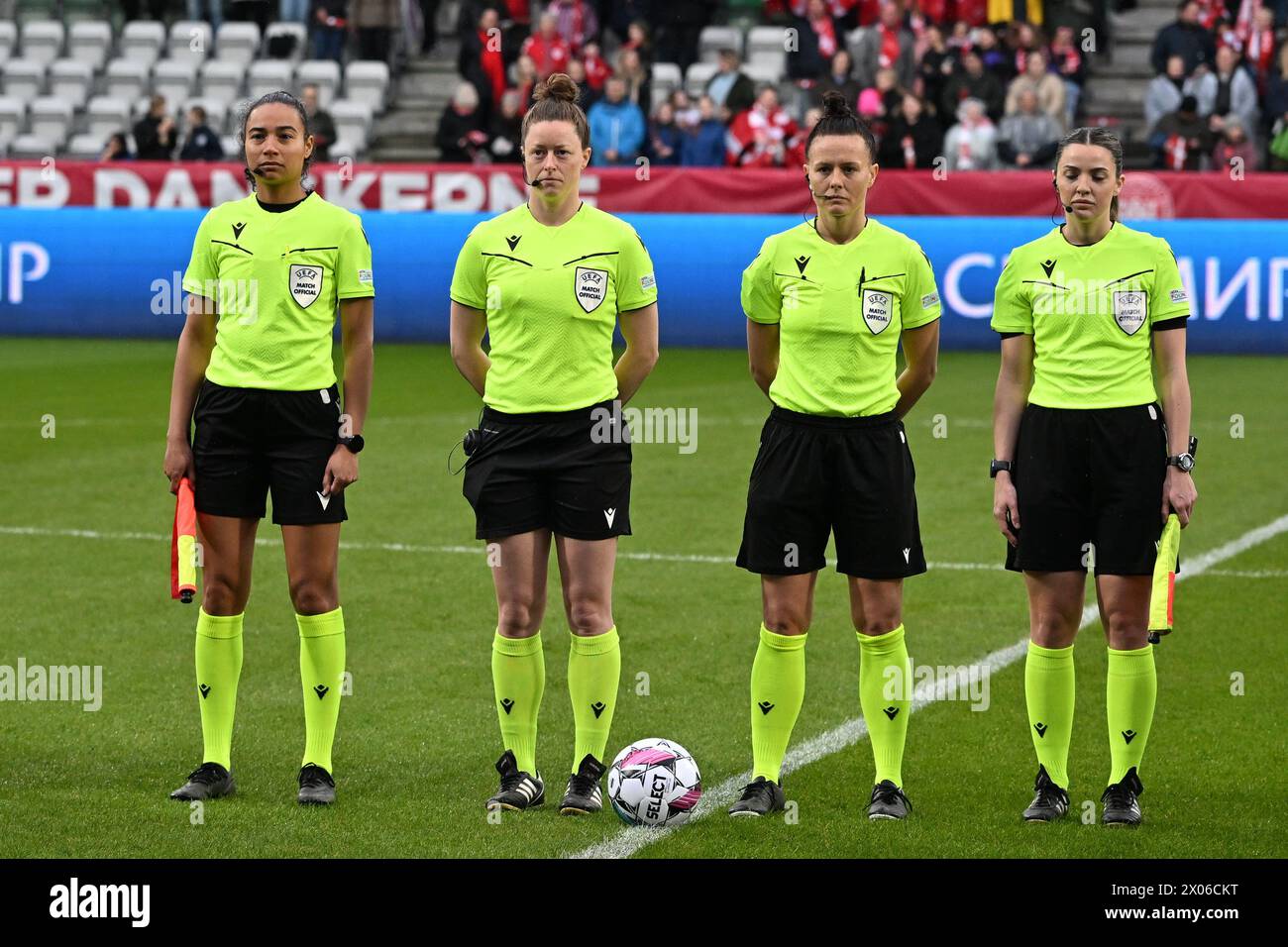 Assistant referees in soccer hi-res stock photography and images - Alamy