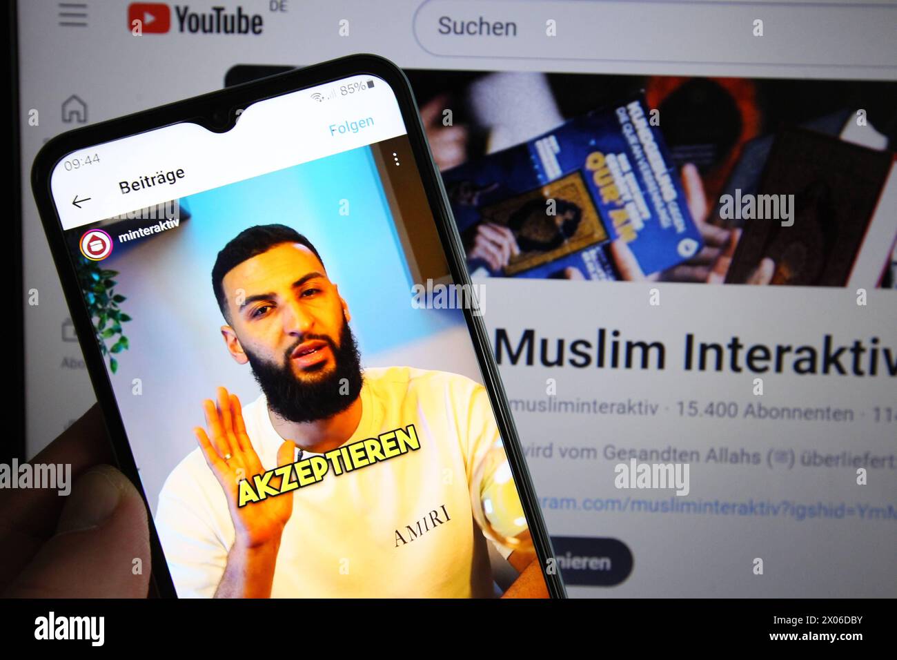 Auf einem Smartphone wurde der Instagram-Account der Gruppierung Muslim ...