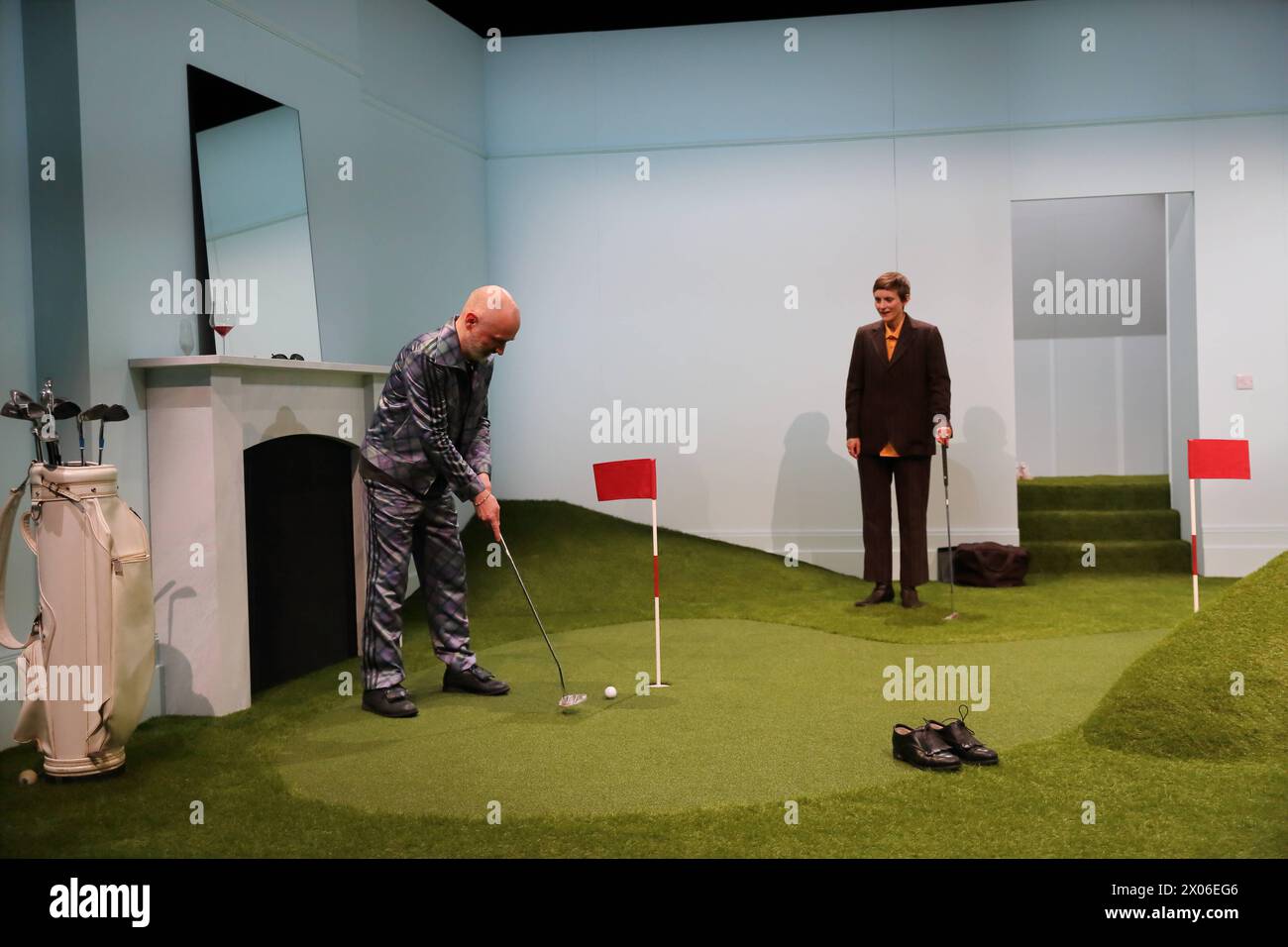 Robert Beyer als Jay und Veronika Bachfischer als Ruth während der ...