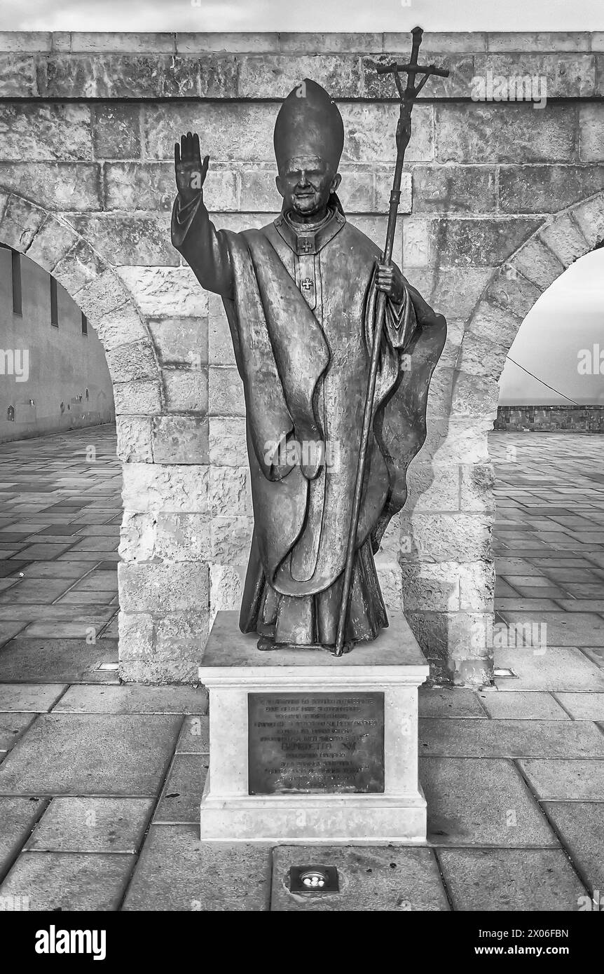 Pope Benedict XVI bronze statue in Santa Maria di Leuca, Salento ...