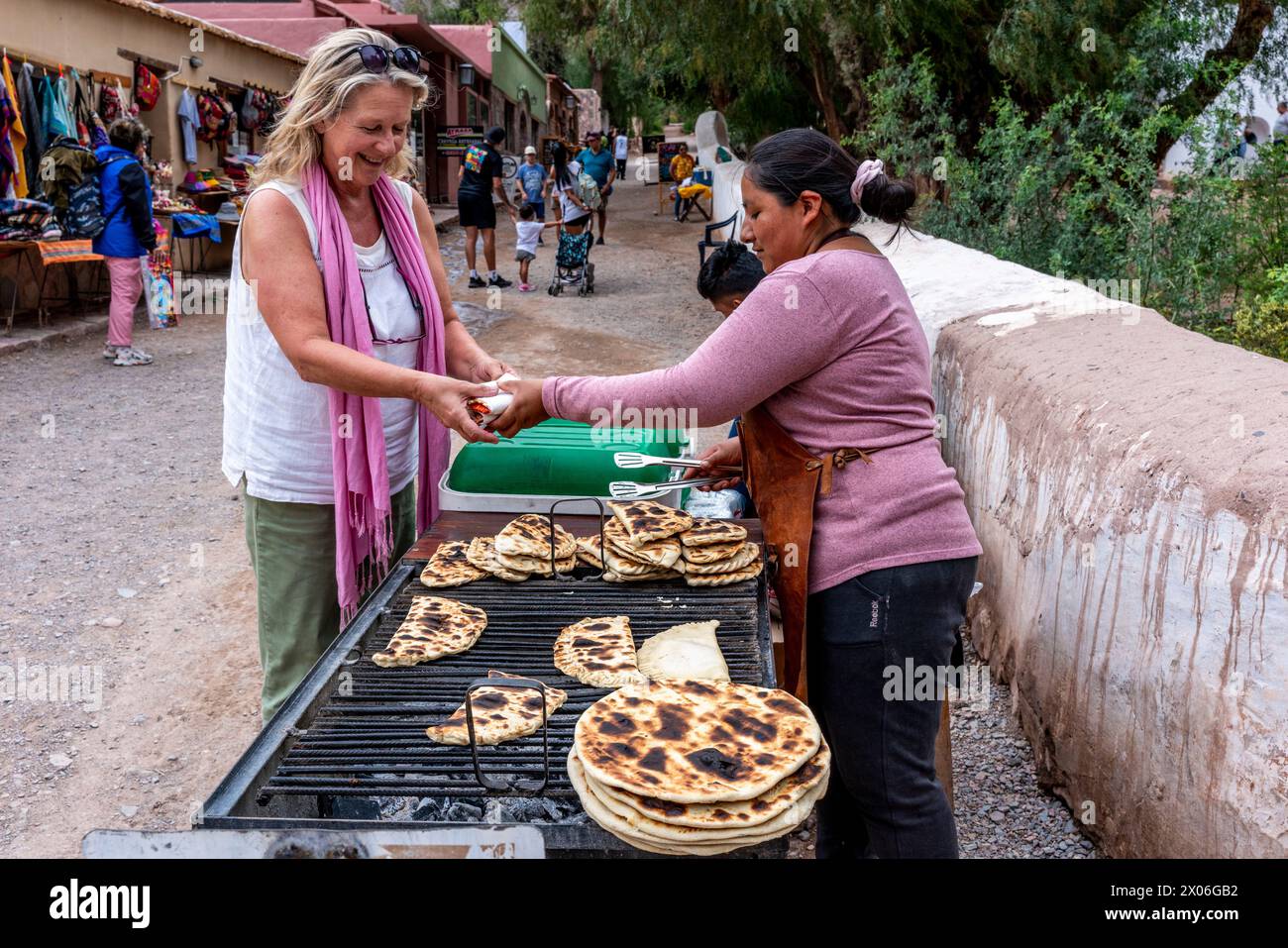 Middle aged woman buying daily hi-res stock photography and images - Alamy