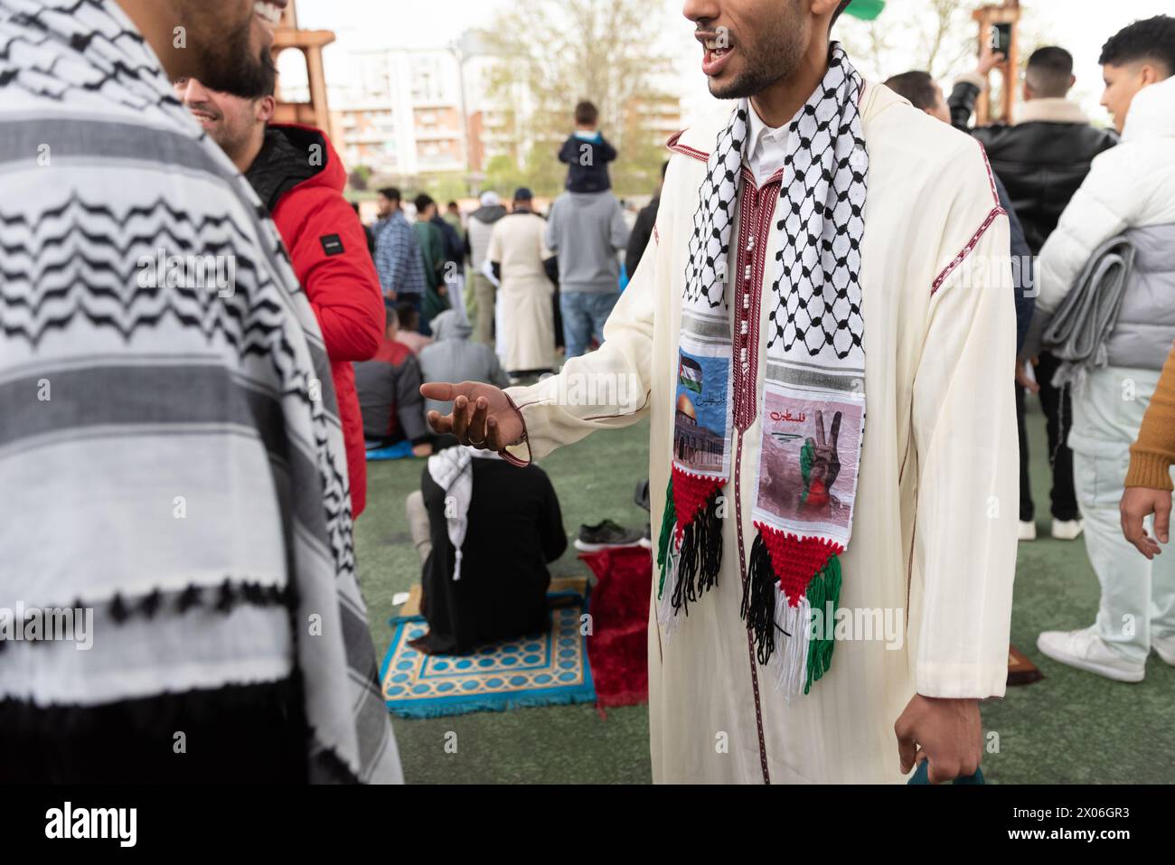Fedeli islamici con kefiah palestinese durante la preghiera al Parco ...