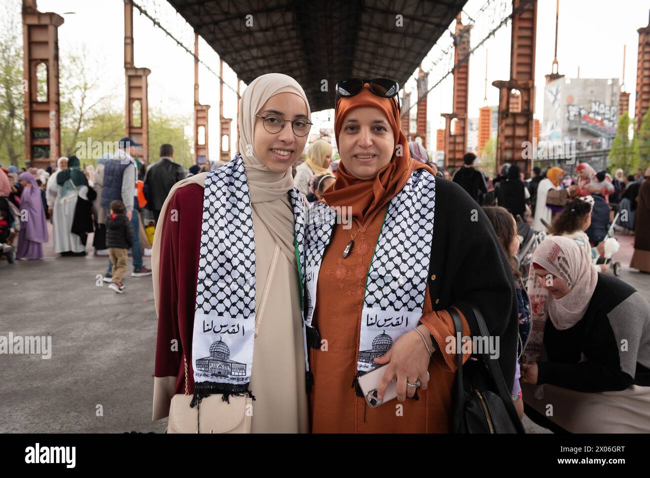 Fedeli islamici con kefiah palestinese durante la preghiera al Parco ...