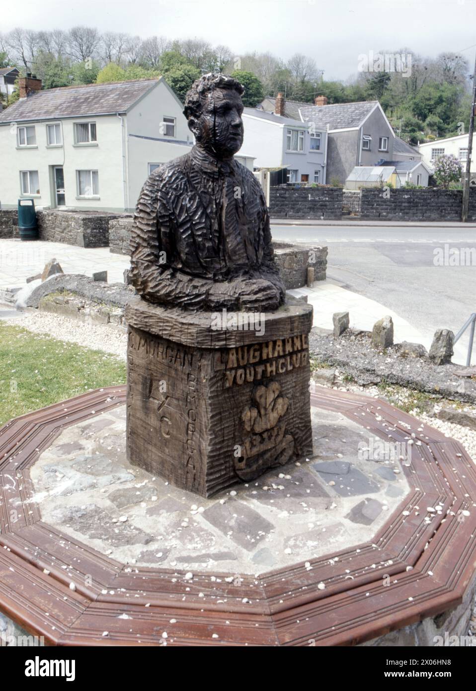 Sculpture of Dylan Thomas the Welsh writer, at Laugharne ...