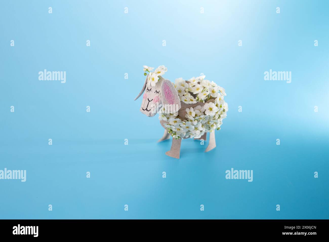 simple sheep craft from paper and recycled cartone egg box, DIY ...