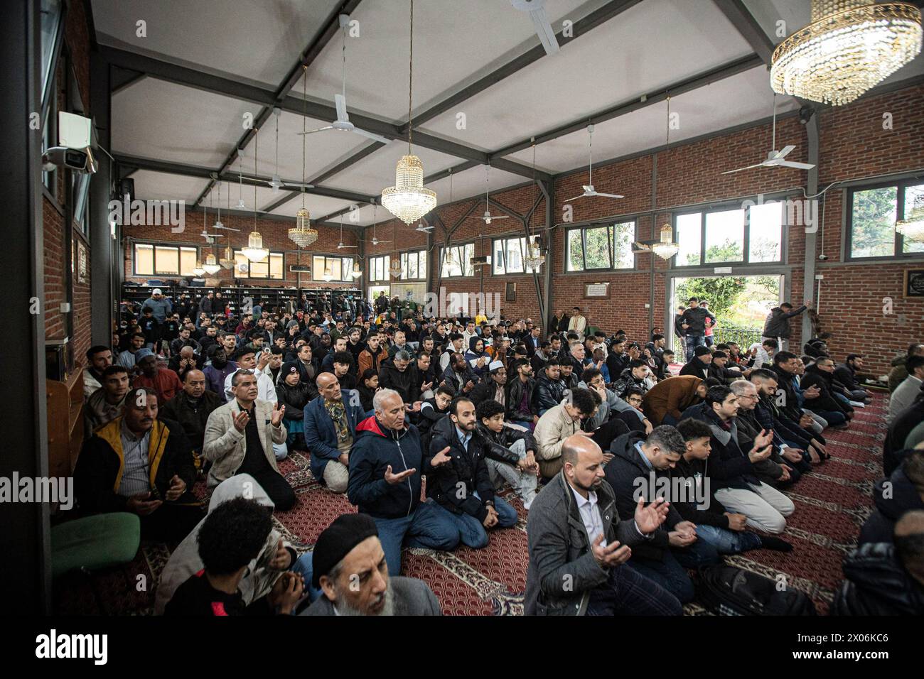 Milano, Italia. 10th Apr, 2024. Prima preghiera araba dopo la fine del ...