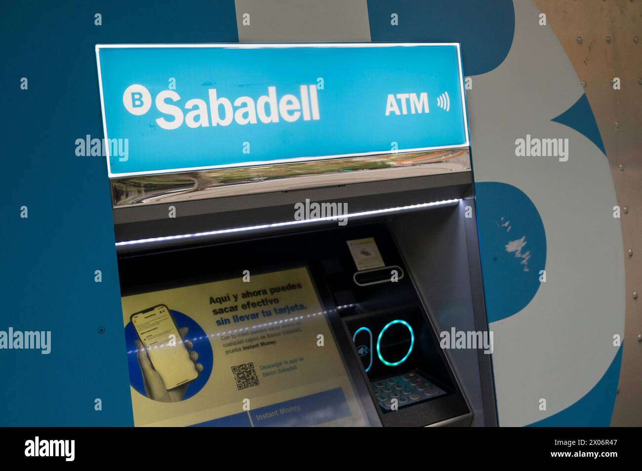 Atm usage hi-res stock photography and images - Alamy