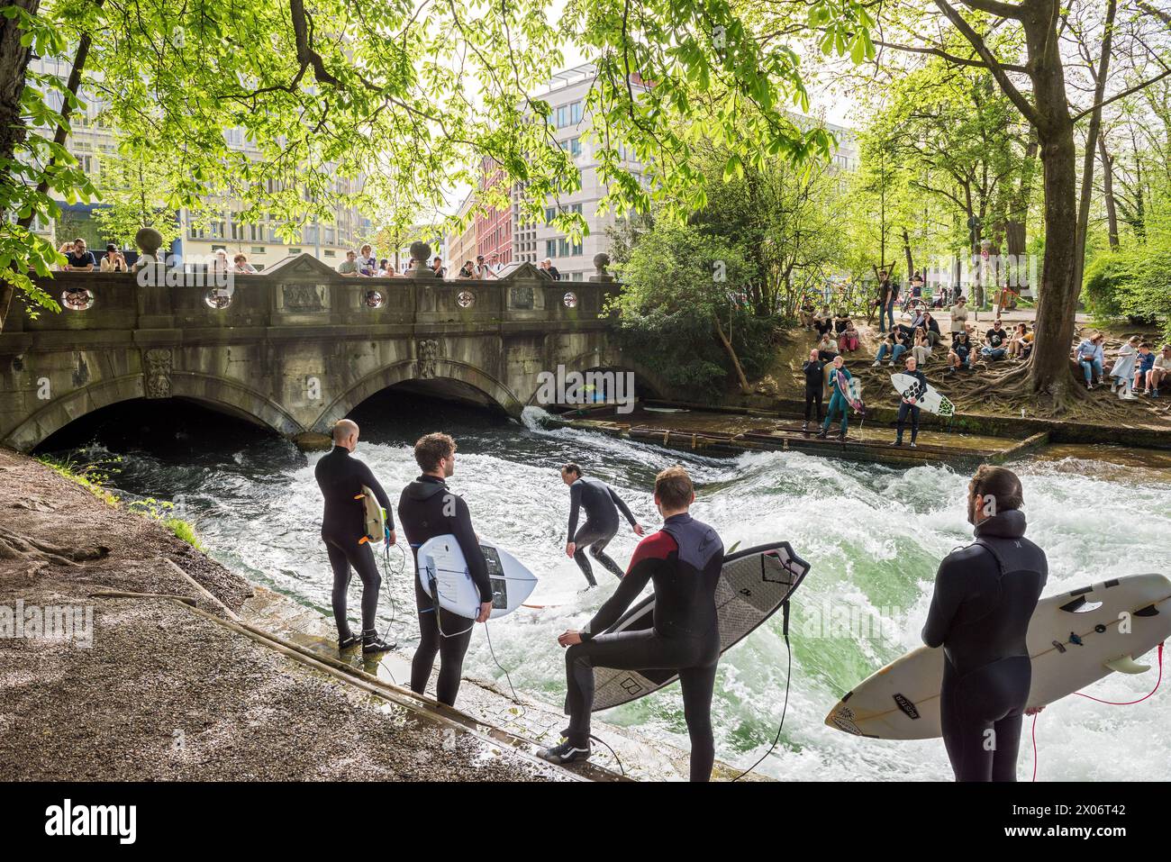 Surfers in eisbach english hi-res stock photography and images - Alamy