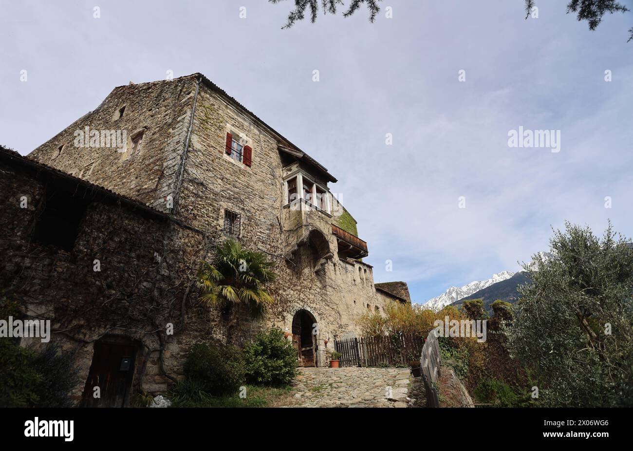 Dorf Tirol, Südtirol, Italien 07. April 2024: Ein Frühlingstag in Dorf ...