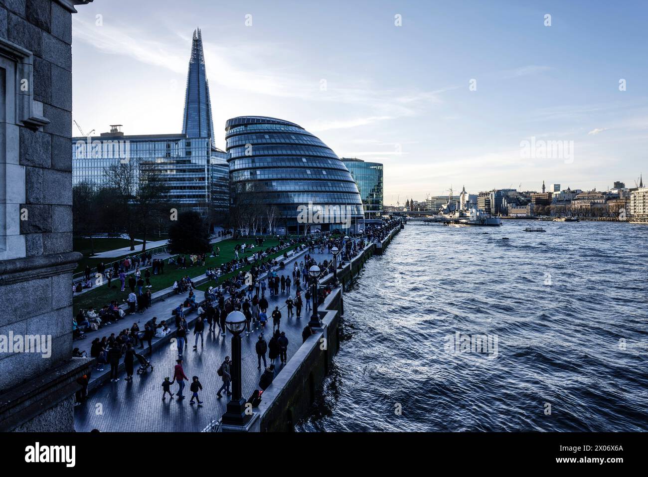 London waterfront walk hi-res stock photography and images - Alamy