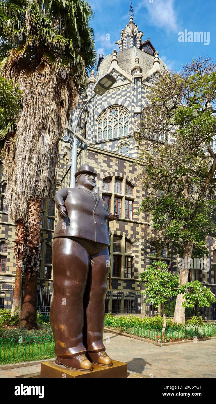 "Hombre vestido" Sculpture Fernando Botero, Palacio de la Cultura ...