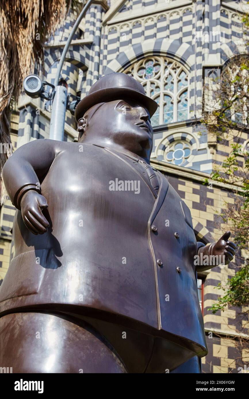 "Hombre vestido" Sculpture Fernando Botero, Palacio de la Cultura ...