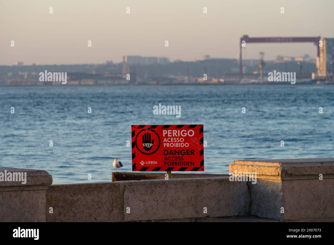 Acesso proibido hi-res stock photography and images - Alamy