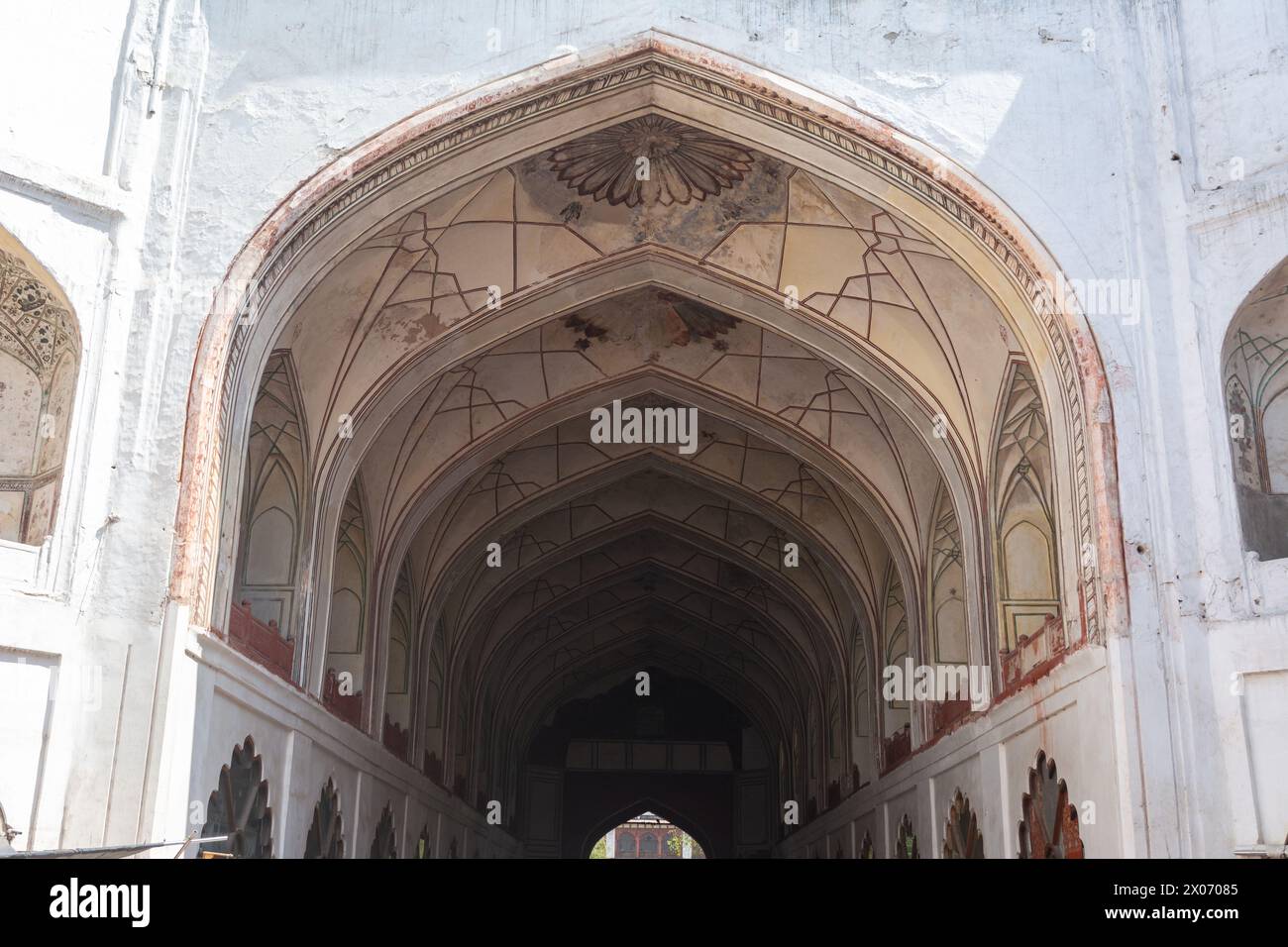 Red fort complex bazaar inside hi-res stock photography and images - Alamy