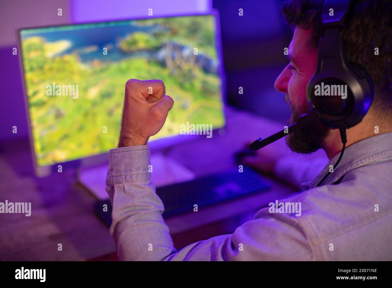 Gamer in front computer hi-res stock photography and images - Alamy