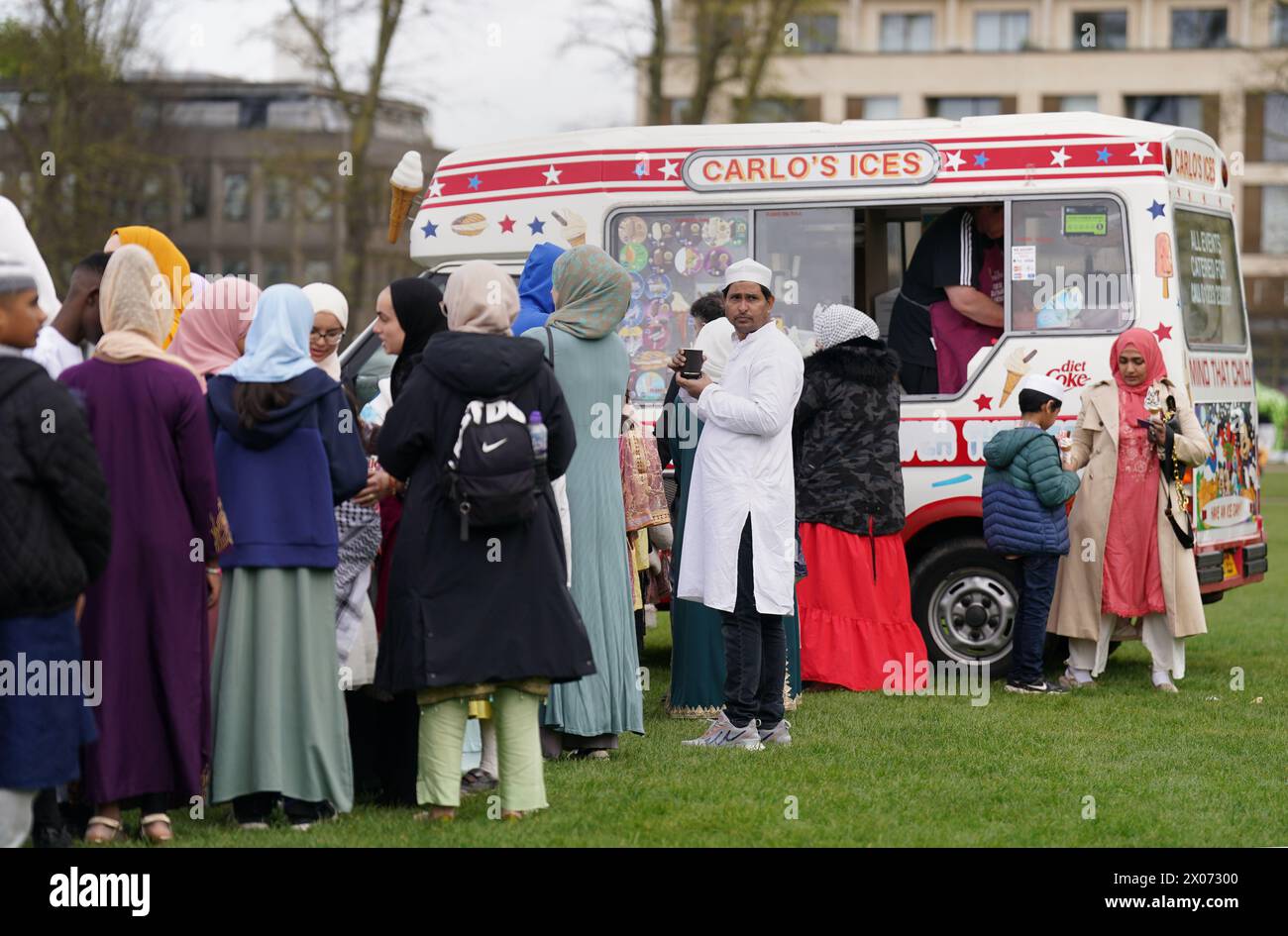 People queue for ice cream as over 4000 worshippers gather for morning ...