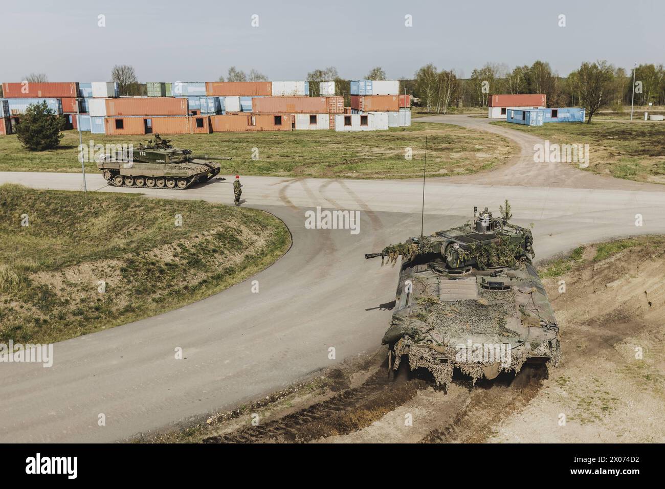 Zwei Panzer, aufgenommen im Rahmen einer Uebung der Bundeswehr mit ...