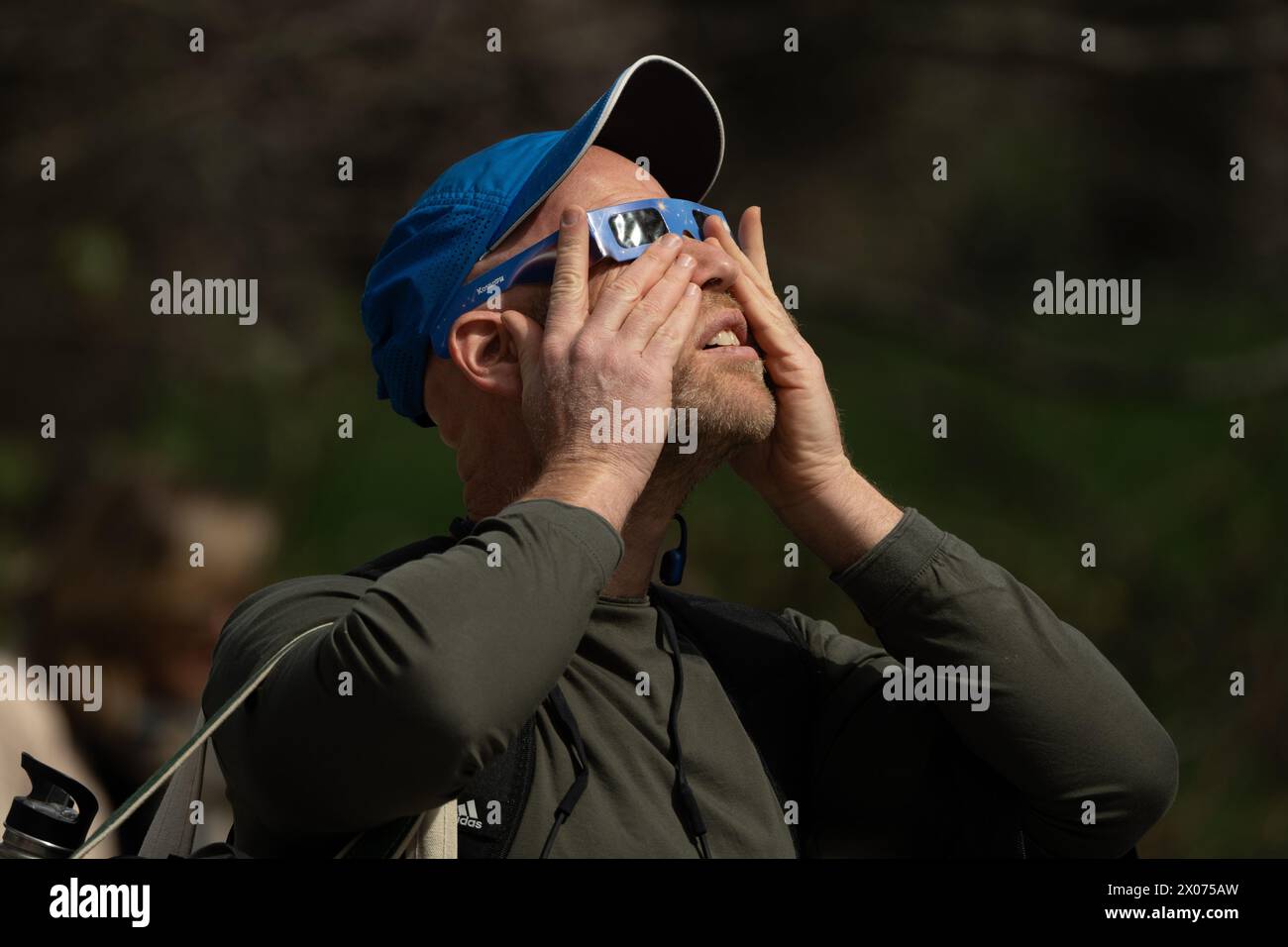 Man special glasses viewing hi-res stock photography and images - Alamy