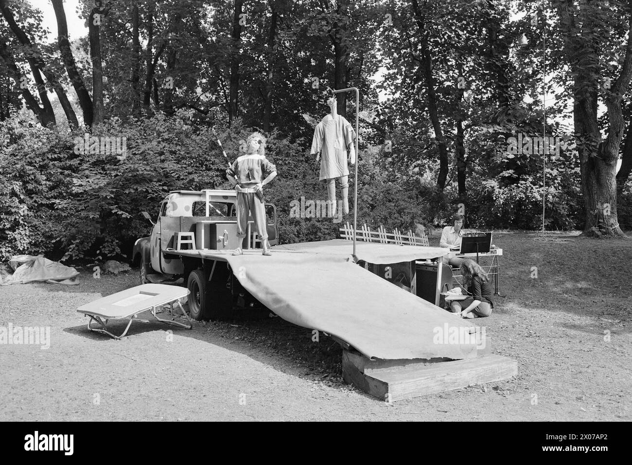 Current 31 - 3 - 1973: Clowns in the parkClowning in the park This year ...