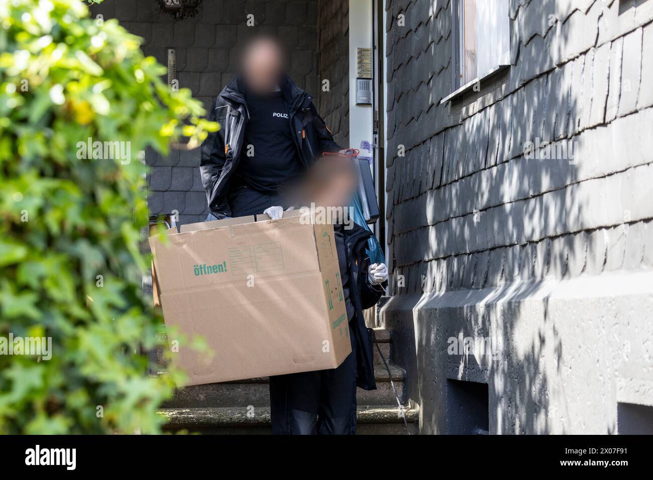10 April 2024, North Rhine-Westphalia, Solingen: Police officers search ...