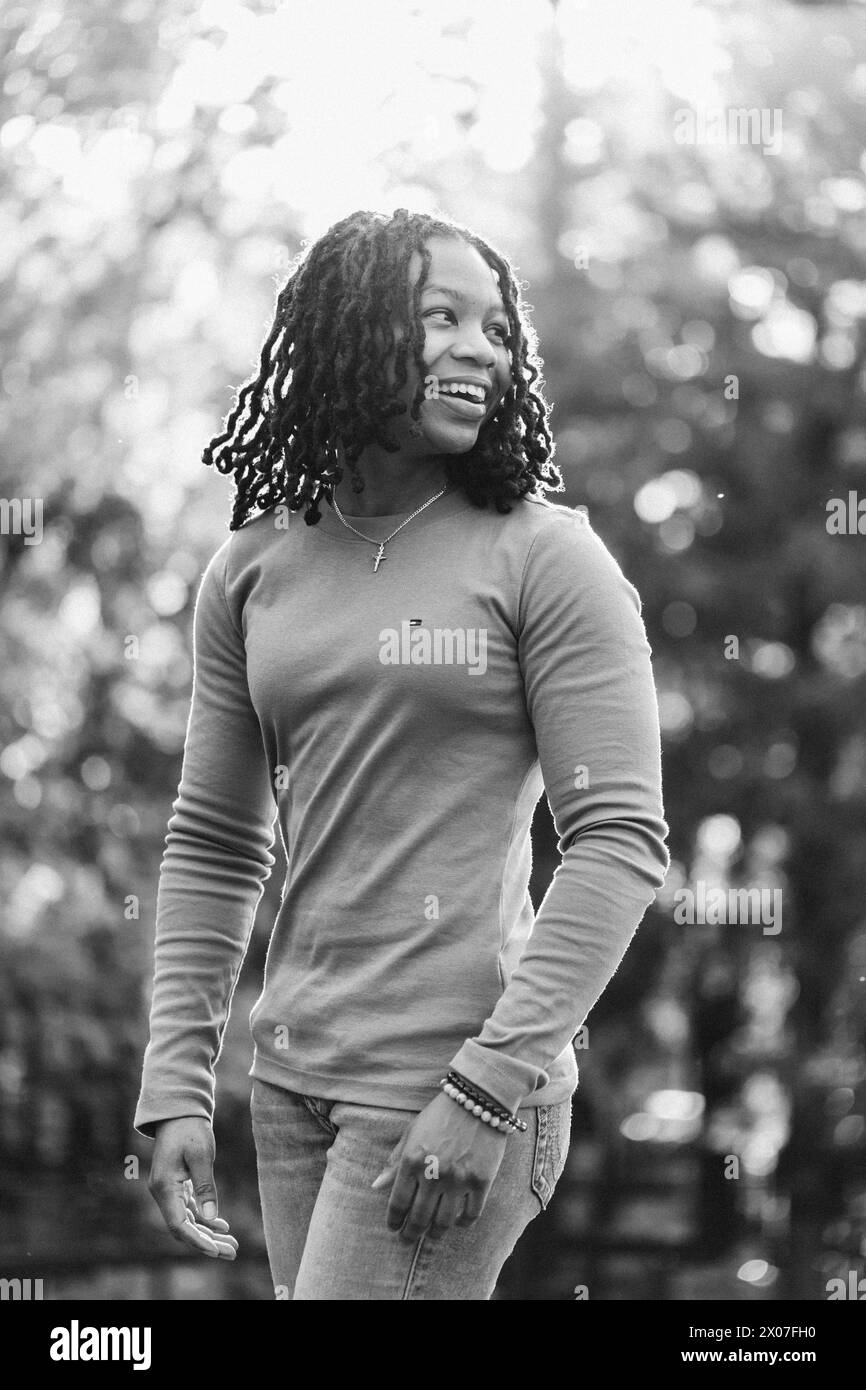 Park bench woman Black and White Stock Photos & Images - Alamy