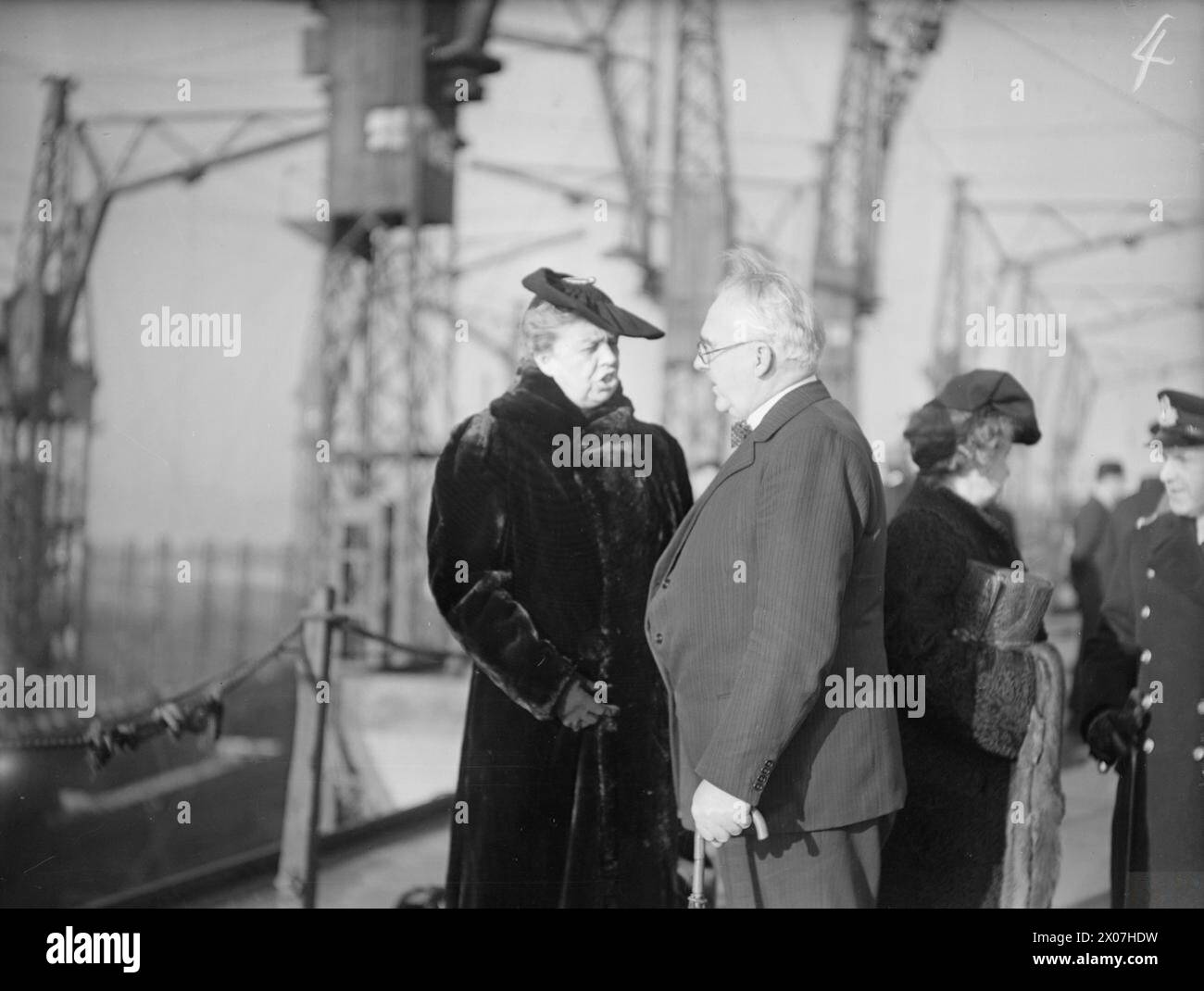 Mrs. Anna Eleanor Roosevelt inspects WRNS personnel and addresses ...