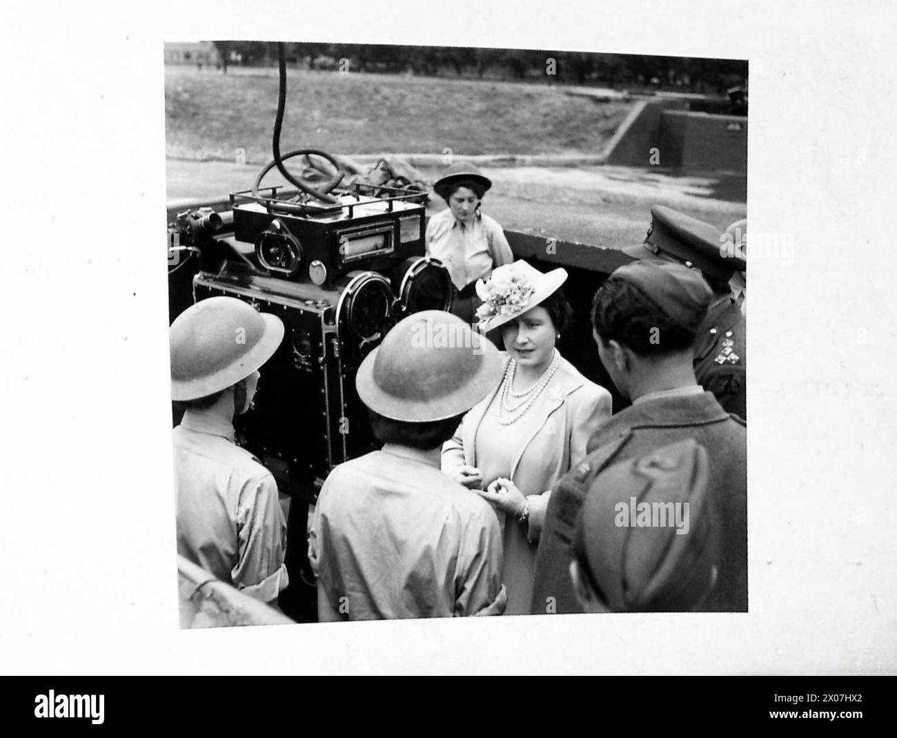 HM THE QUEEN VISITS LONDON MIXED AA BATTERY AND SEES ATS OPERATING ...