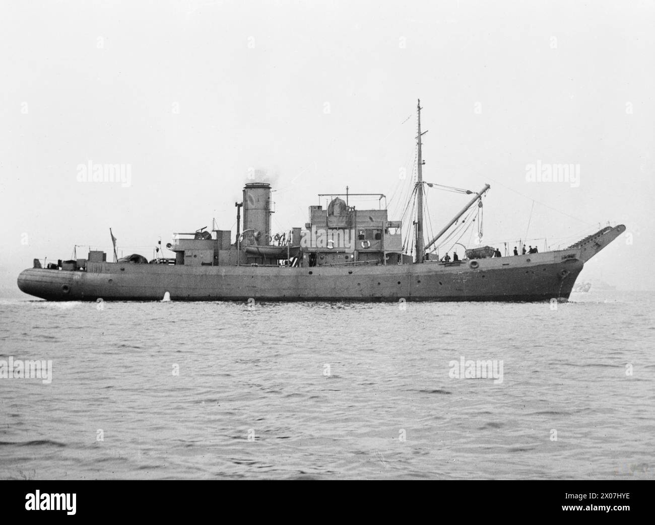 HMS BARHILL, BARRICADE CLASS BOOM DEFENCE VESSEL. 1943, AT SEA Stock ...