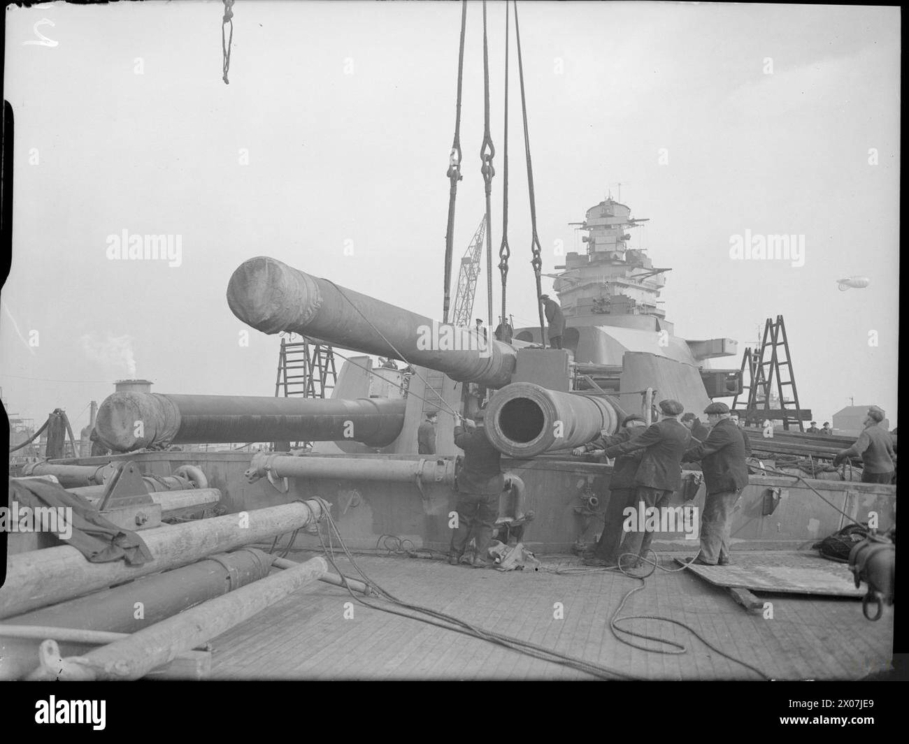 THE ROYAL NAVY DURING THE SECOND WORLD WAR - Changing the 16 inch guns ...