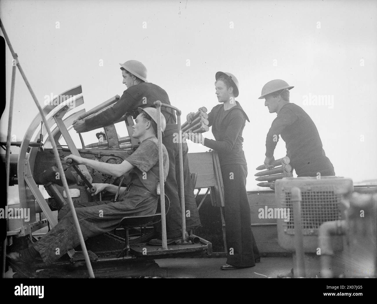 THE ROYAL NAVY DURING THE SECOND WORLD WAR - The crew of the 20 mm ...