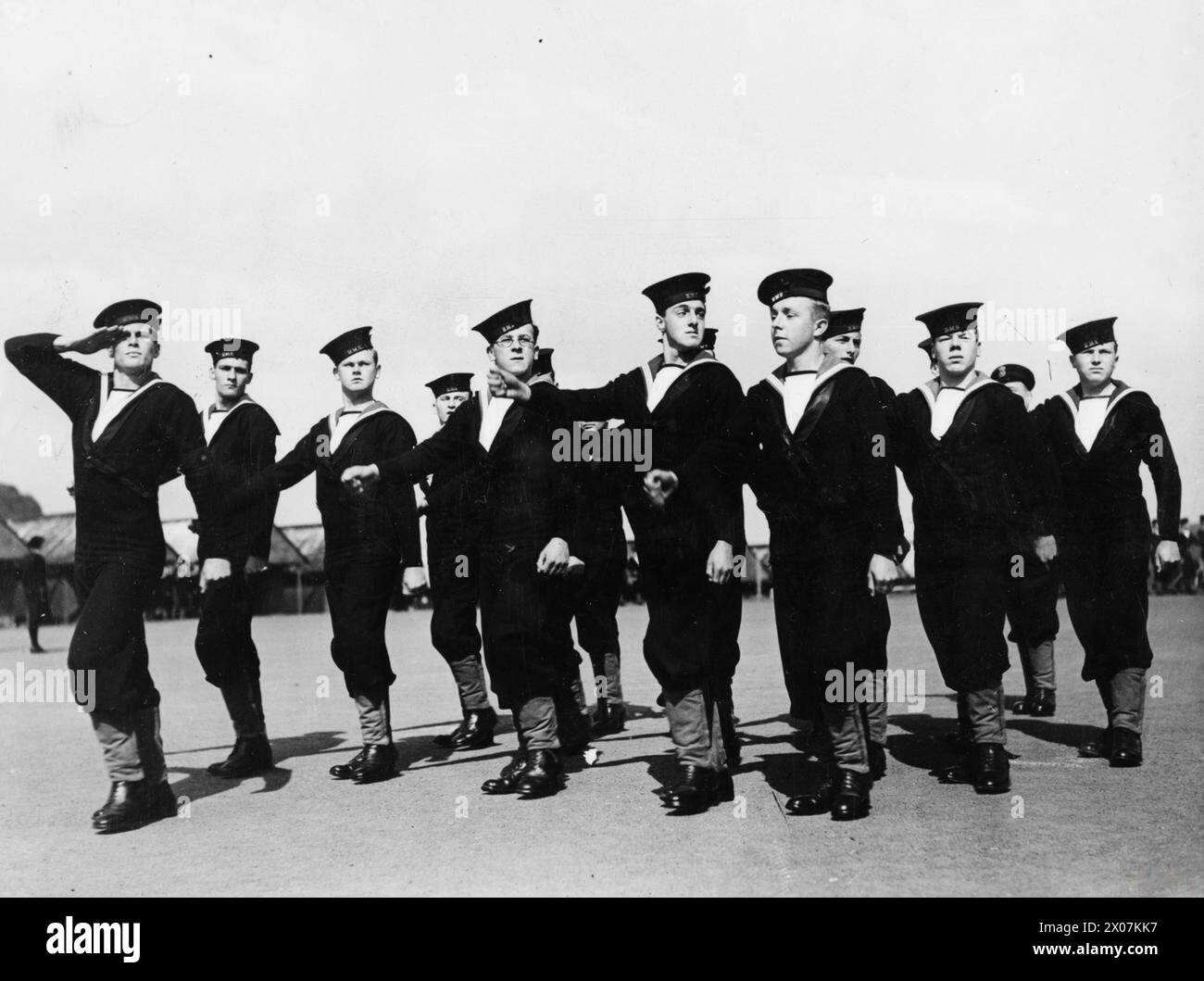 DIRECTOR OF SIGNALS VISITS SIGNAL SCHOOL. 28 MAY 1943, REAR ADMIRAL C S ...