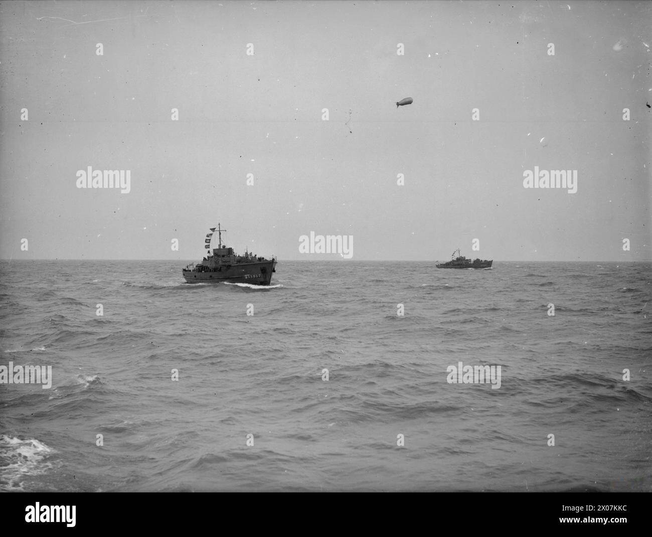 THE ROYAL NAVY DURING THE SECOND WORLD WAR - Motor minesweepers at work ...