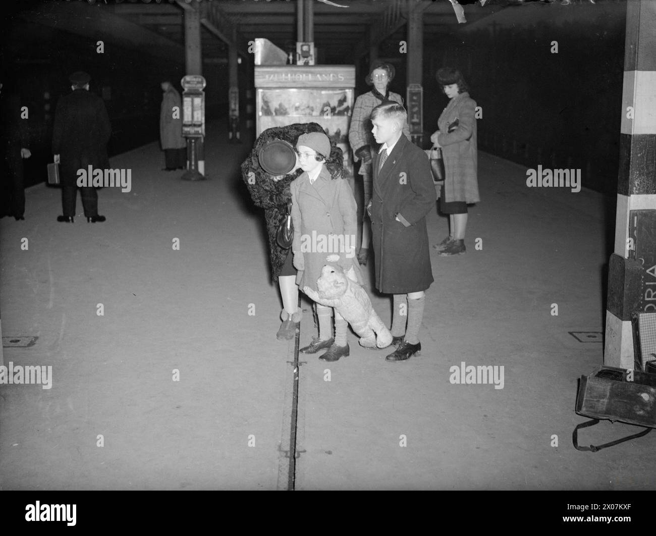 THE CARTERS IN WARTIME: EVERYDAY LIFE FOR A BRITISH FAMILY ON THE HOME ...