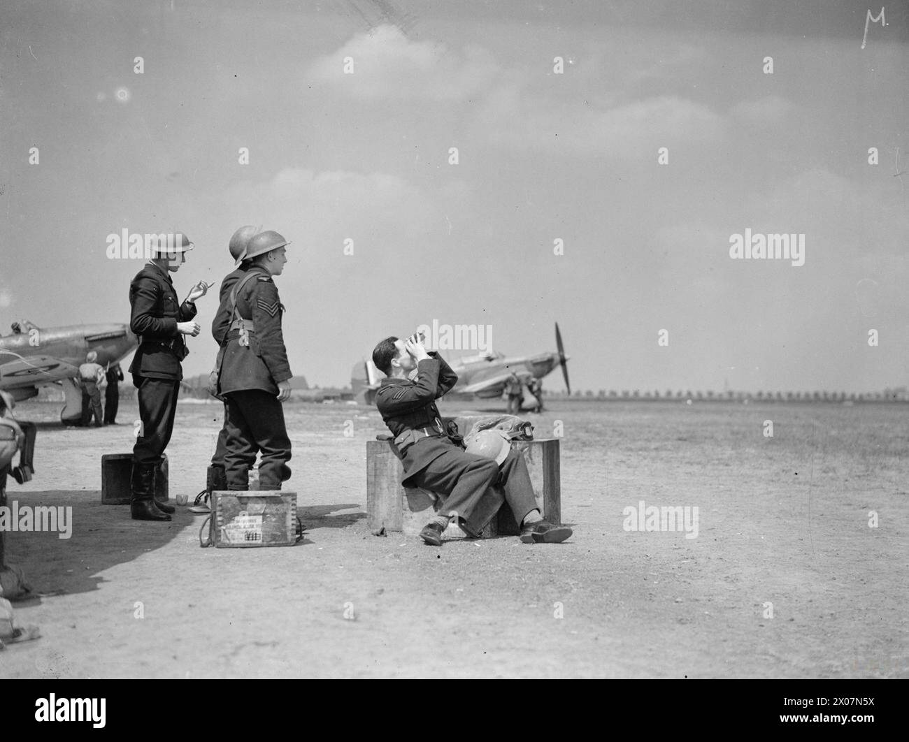 World war two pilots take hi-res stock photography and images - Alamy