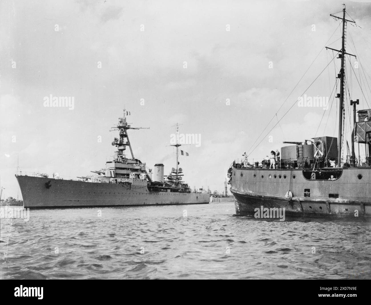 FRENCH FLEET LEAVES ALEXANDRIA. 23 JUNE 1943, ALEXANDRIA. - An 8" gun ...