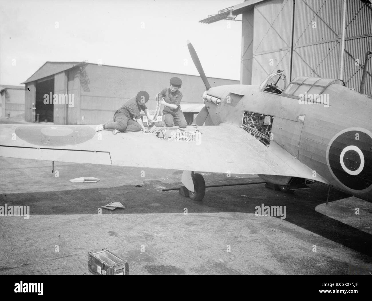 GROUND CREW SERVICE NAVAL AIRCRAFT. 2 SEPTEMBER 1943, ROYAL NAVAL AIR ...