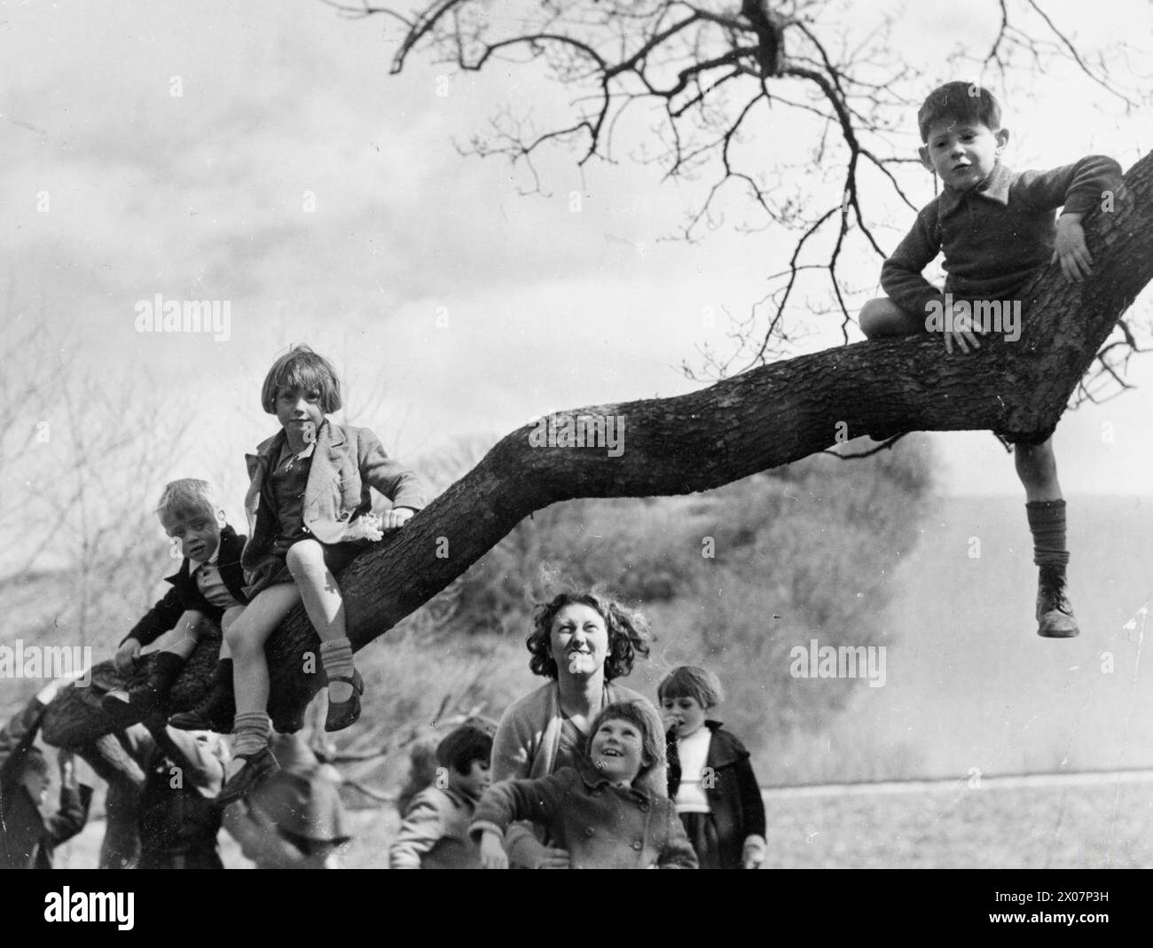 COLONY FOR ARTISTS UNDER SIX: EVACUEES TO DARTINGTON HALL, TOTNES ...
