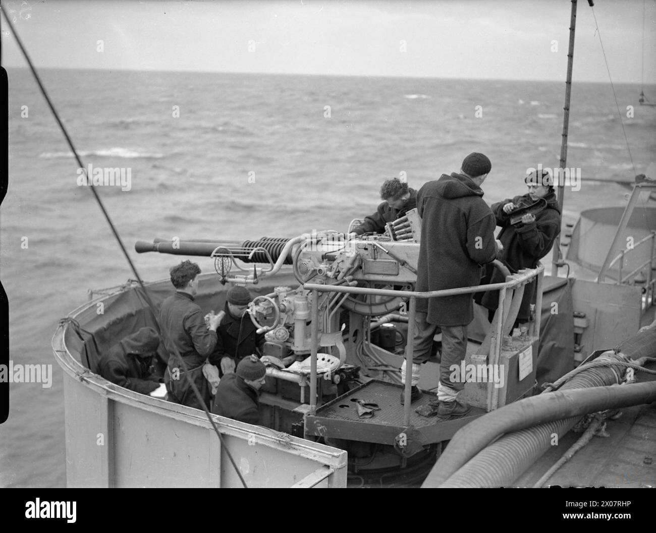 THE ROYAL NAVY DURING THE SECOND WORLD WAR - Cleaning the twin 40mm ...