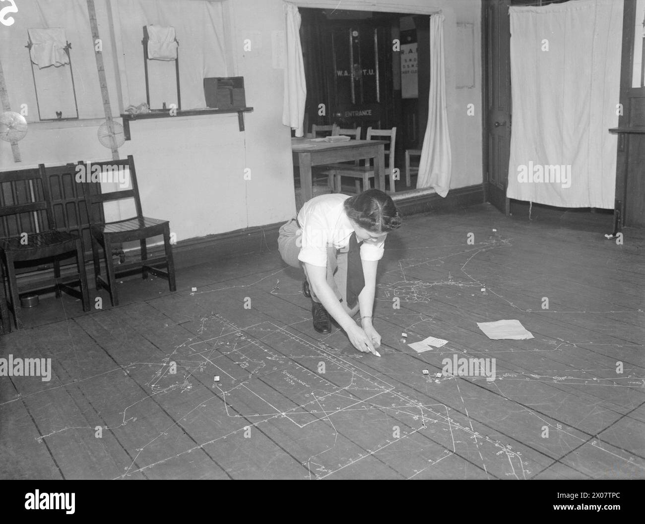 THE TACTICAL SCHOOL, DERBY HOUSE, LIVERPOOL. 10 JULY 1943. - A Wren ...