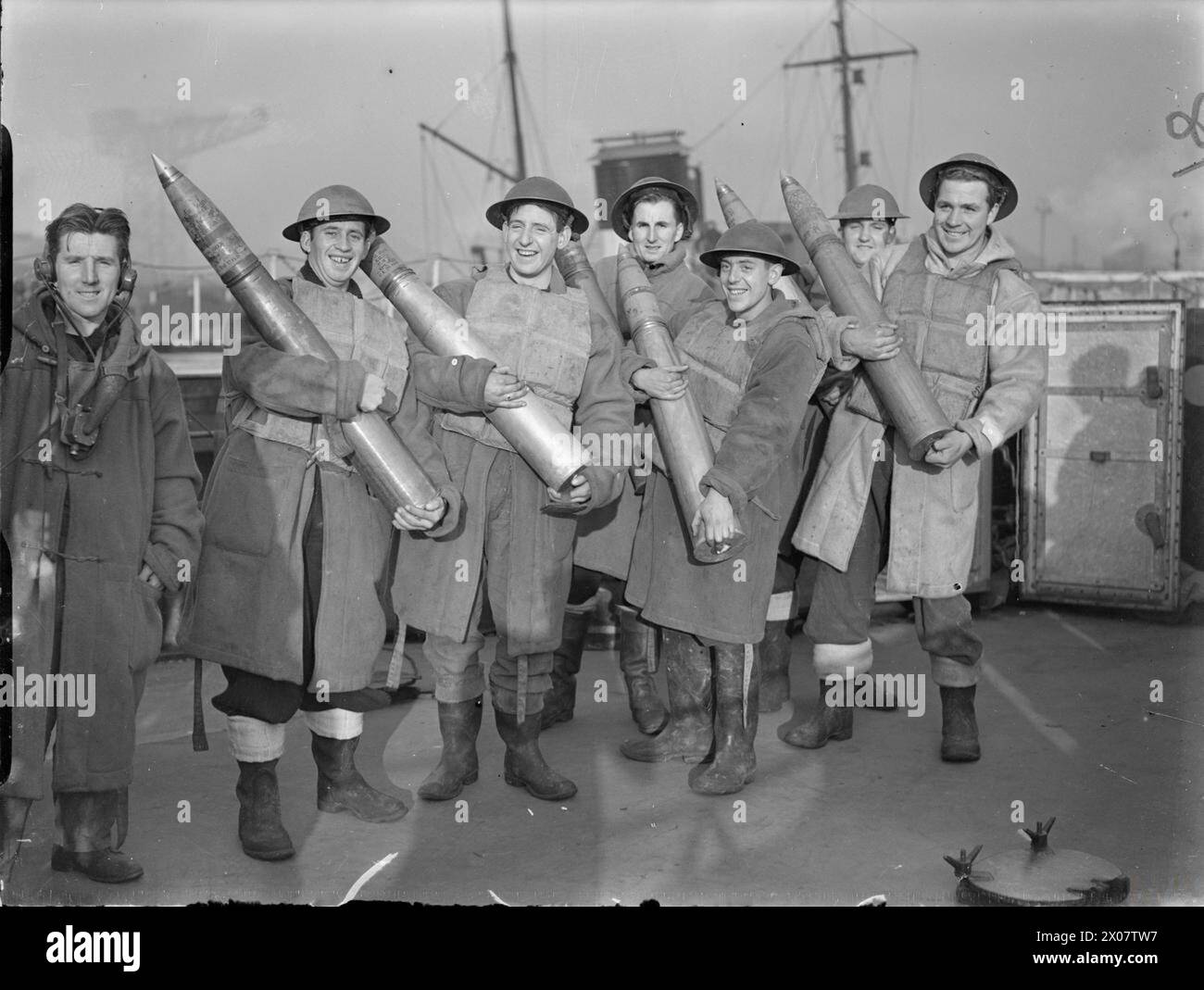 THE ROYAL NAVY DURING THE SECOND WORLD WAR - The gun crew of destroyer ...