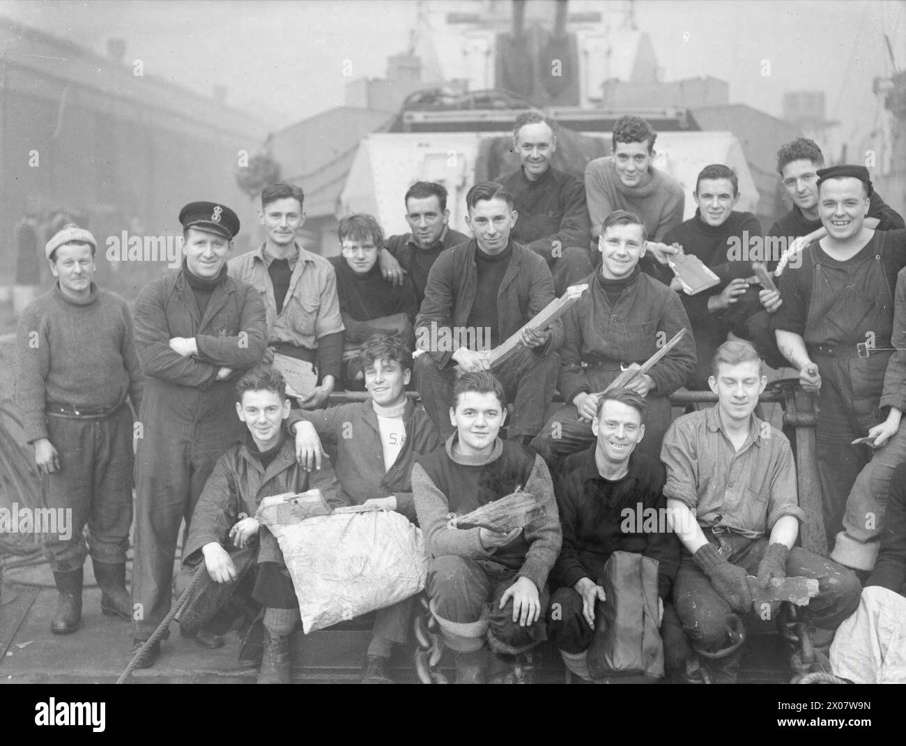 U-BOAT HUNTERS. 6 DECEMBER 1943, ON BOARD HMS STARLING, LIVERPOOL. MEN ...